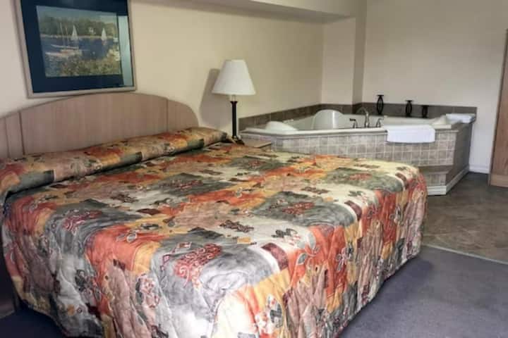 Premium King Room With Jetted - Seneca Falls, NY