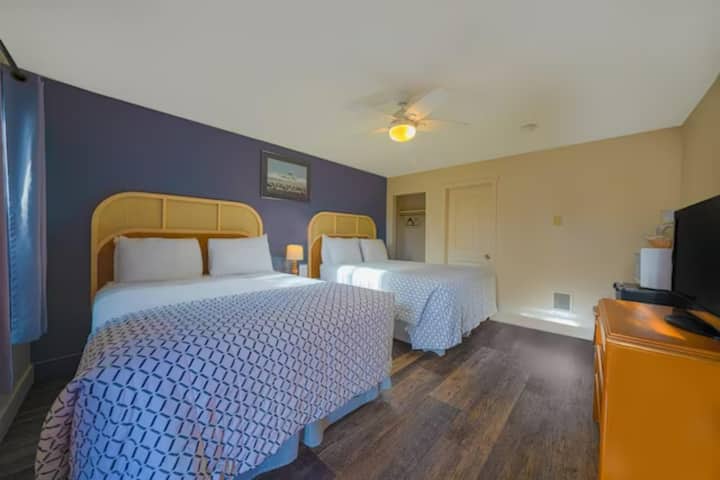 City Centre Mote 2 Full Bed - Cannon Beach, OR