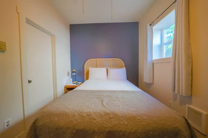 City Centre Mote Queen Bed - Seaside, OR