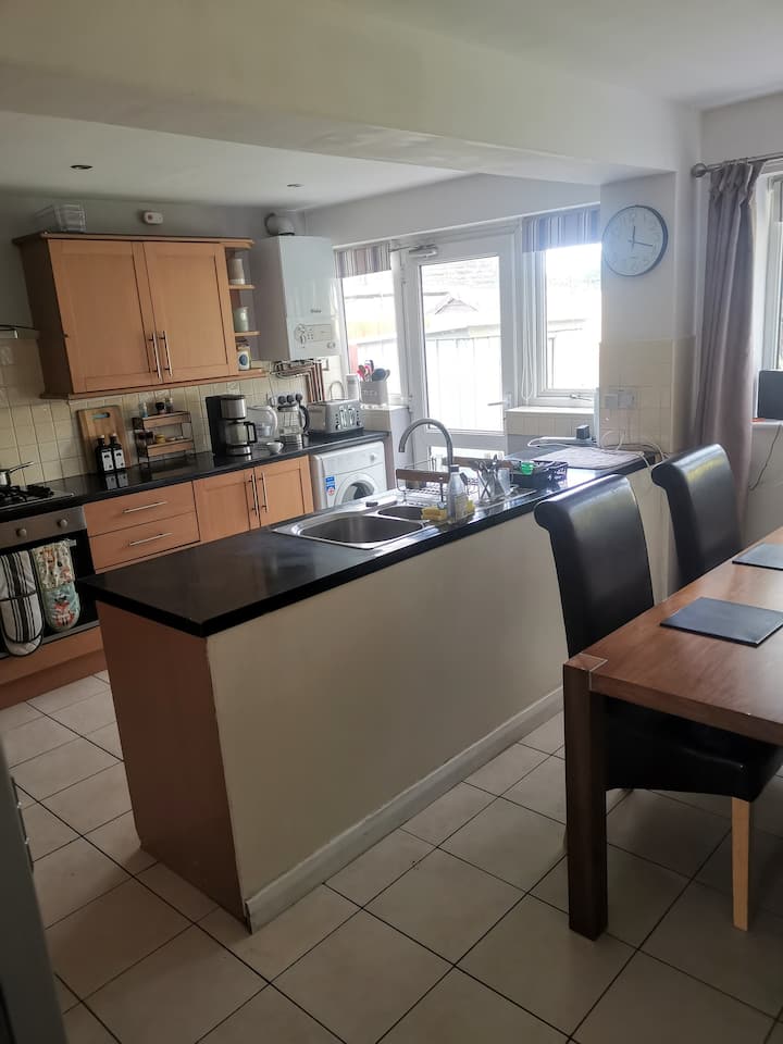 Large Double Room In Bromborough - Liverpool
