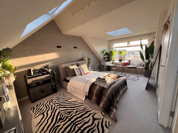 Bright And Spacious Loft Room, Kensal Rise - London, UK