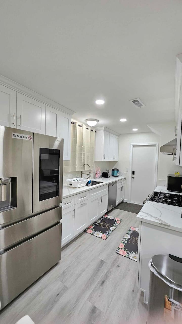 Renovated2bd2bt Apt#3with 1 Parking&privatelaundry - Santa Ana, CA