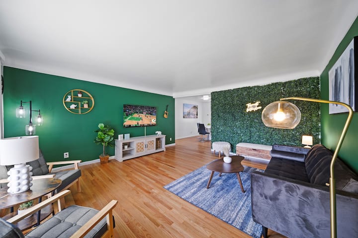 Downtown Green 4-bed Haven | Sleeps 8 - Royal Oak, MI
