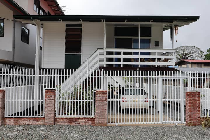 Charmante Bruynzeel Huis In Pbm - Suriname