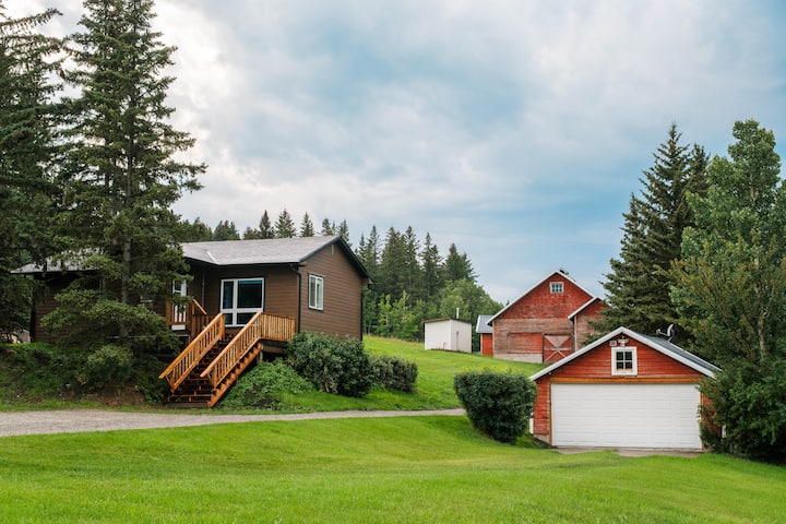 Riverhouse| 20 Acres, King Bed, Close To Downtown - Cochrane