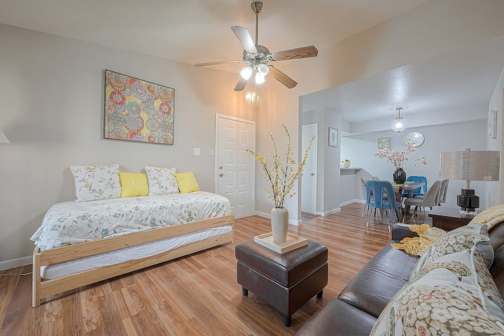 Entire 2b/2b Host 6 Guests -4bds With Tennis Court - Briar Forest Drive – Houston
