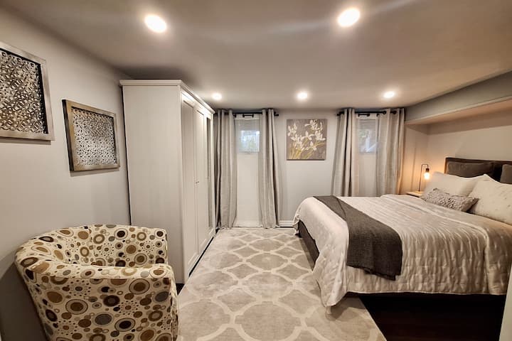Entire Private Suite Separate Entrance And Parking - Toronto