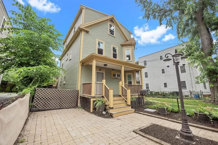 Spacious 2bd/1ba Apt | Free Parking - Cambridge, MA