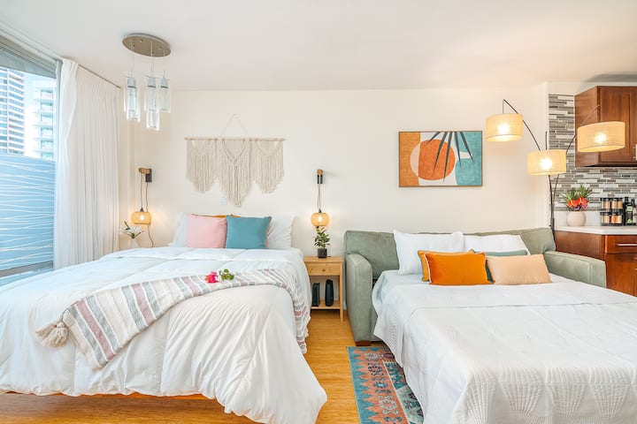 Gorgeous Beachfront Condo (Parking / 2 Pools!) - ホノルル