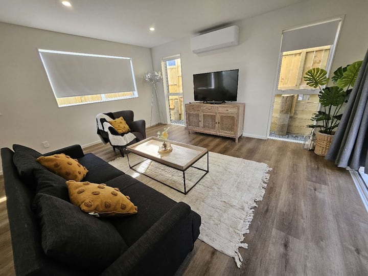 5br/4bth, New House In Titirangi - Auckland