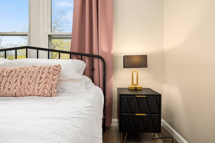 Tranquil 3-bed Retreat: Sleeps 7 - Peoria, IL
