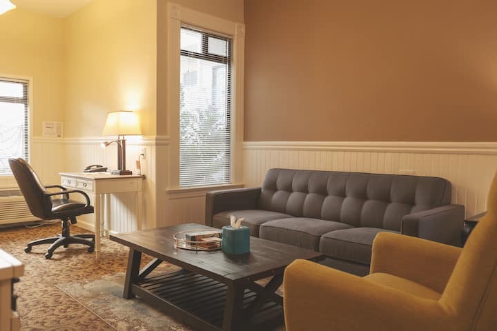 Living Room With 2 Bedroom Suite,hotel,freeparking - San Francisco, CA