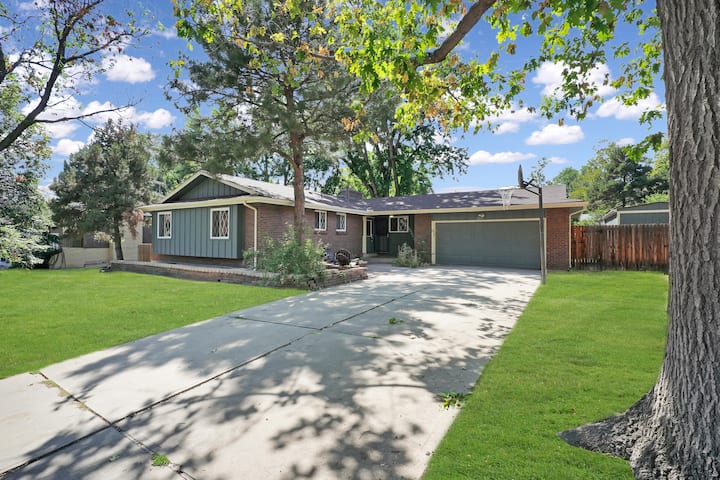 Huge Arvada Retreat! Quiet Area - Golden, CO
