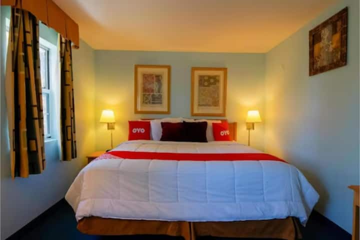 1 King Bed, Sofa Sleeper, Kitchenette & Jetted Tub - Eureka Springs, AR