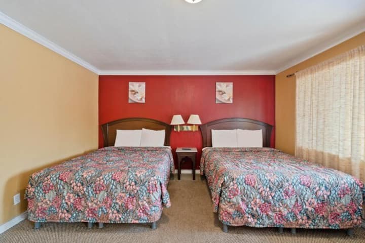Esquire Inn Beeville Premium 2 Queen Bed - Beeville, TX