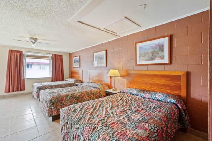 Esquire Inn Beeville 3 Full Bed - Beeville, TX