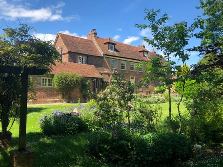 Quintessential Farmhouse - 20 Mins To London - Luton