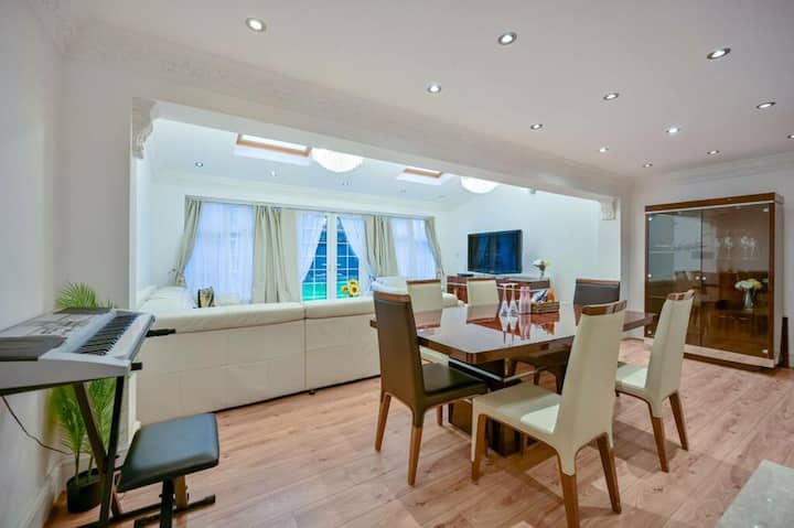 Spacious Family Home In London - Surbiton