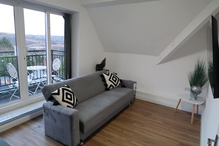 Bradford: 2bedroom Apartment - Scenic Balcony View - Bradford