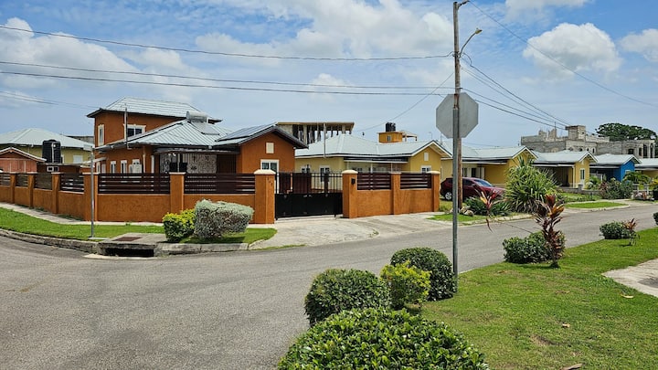 Charming Getaway In The Heart Of Nature@starz Inn - Montego Bay