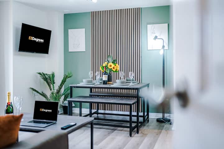 New! Stylish Apartment, Amazing Location, Sleeps 6 - Manchester