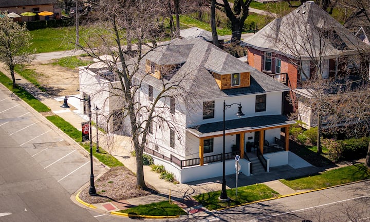 Washington House Grand -3 King Suites, Hot Tub - Beverly Shores, IN