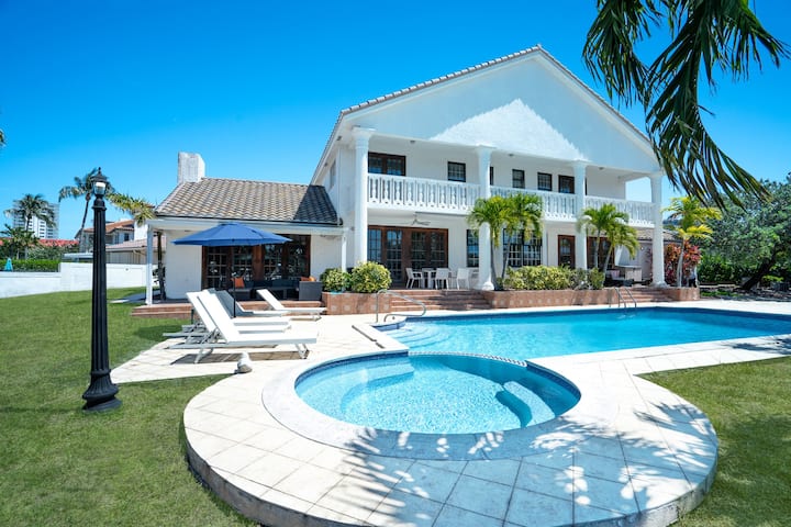 Charming Waterfront Home Walk To Beach With Pool - Fort Lauderdale