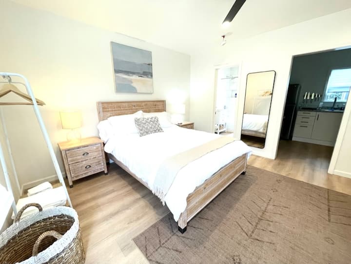 Beach Bungalow W Private Patio! The "Ruby" - Los Angeles, CA