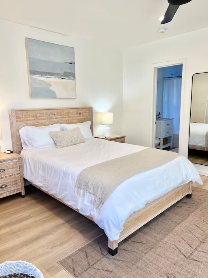 Beach Bungalow W Private Yard North Of Rose - Santa Monica, CA