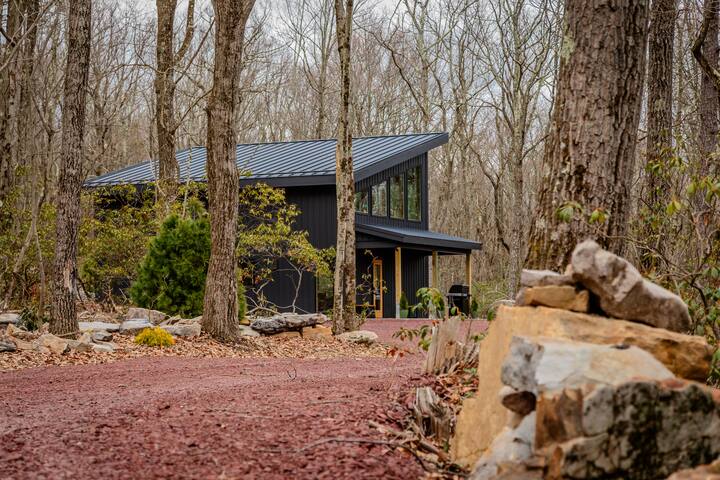 Noir Haus
*New/hot Tub/pool Table/2 Private Acres - Jim Thorpe, PA