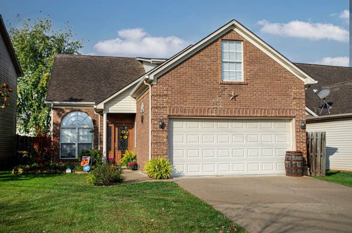 Spacious 5 Bedroom Hamburg Haven Near Interstates - Lexington, KY