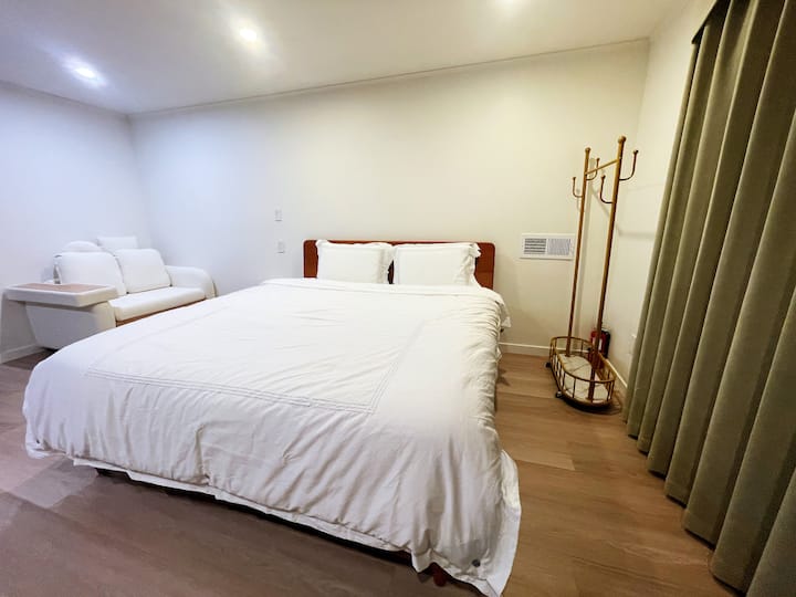 Single Room With King Size Bed - Pacifica, CA