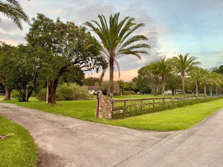 Cozy & Charming Guesthouse Near City Attractions - Pembroke Pines, FL