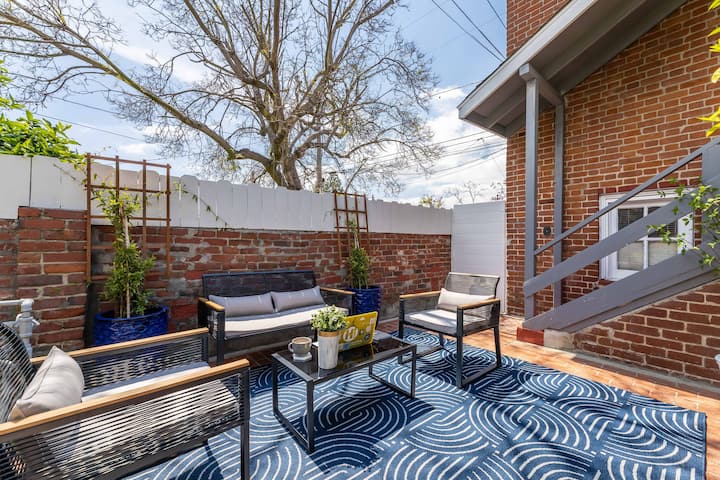 Charming 100-year-old Brick Cottage Guesthouse - Long Beach, CA