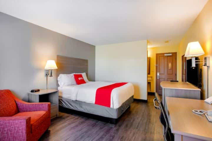 Hotel Castle Rock Co Downtown Queen Bed Accessible - Castle Rock, CO