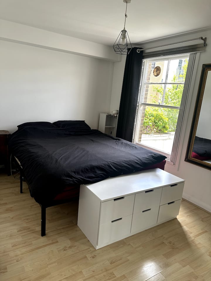 Cute Flat In London With Kitchen - Queen Anne Court, University of Greenwich