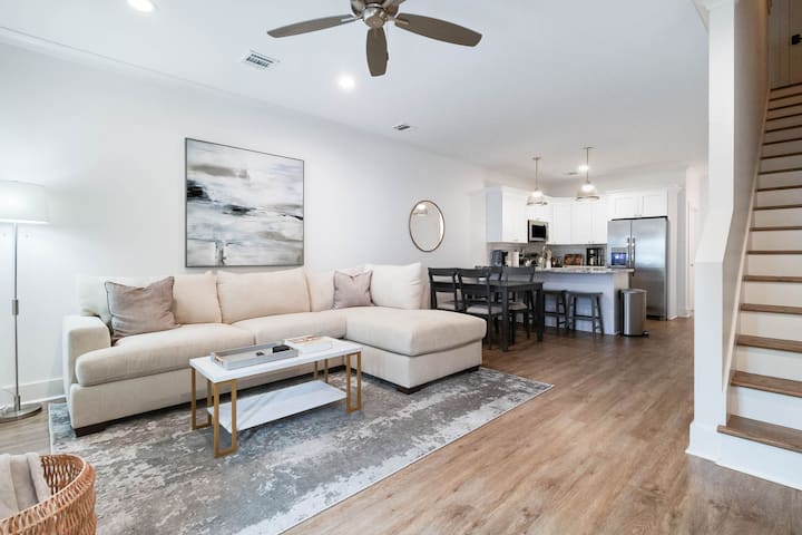 Modern Townhome Charm In A Trendy Neighborhood - Lafayette, LA