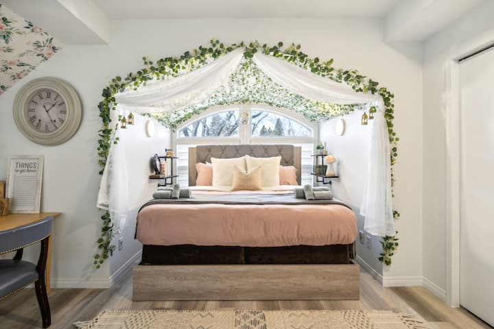 Dt 5br House | 2 Suites, 7 Bed+sofa Bed, Sleeps 15 - Alberta