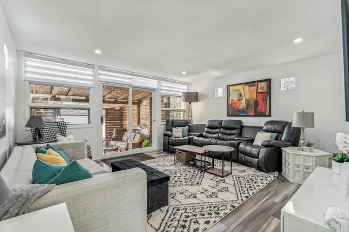 Central 3br Home | Sleeps 8, 4 Beds + 2 Bathrooms - Calgary