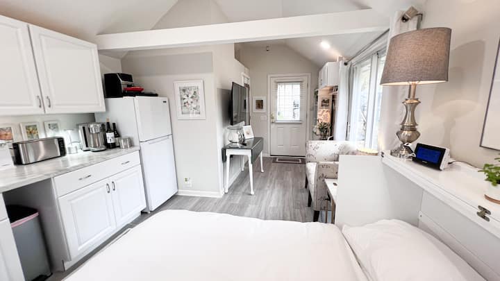 The Cottage At Round Hill - Bridgeport, CT