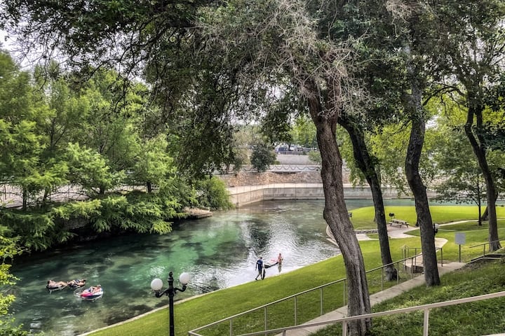 Comal Tubing Hot Spot | Walk To Downtown - New Braunfels, TX
