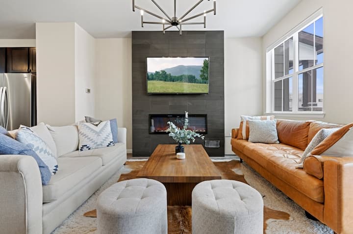 Modern Townhome - Entire Place - Lakewood, CO