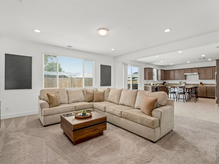 New Clovis House| Hot Tub| King Suite| 4:3| Garage - Clovis, CA