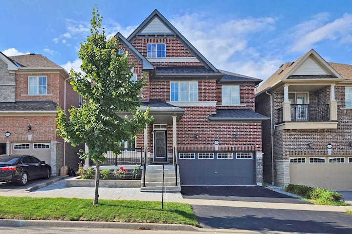 Custom & Luxurious Residence - Ajax