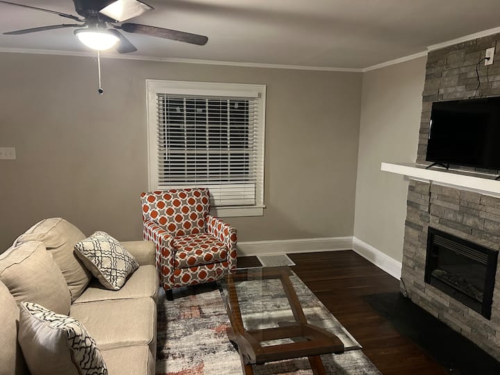 Cozy 2br Home In Historic Wesley Heights - Charlotte Douglas Airport (CLT)