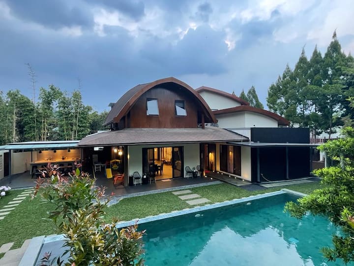 Puncak Villa Vacation Rentals - Ciloto, Cipanas, Indonesia | Airbnb
