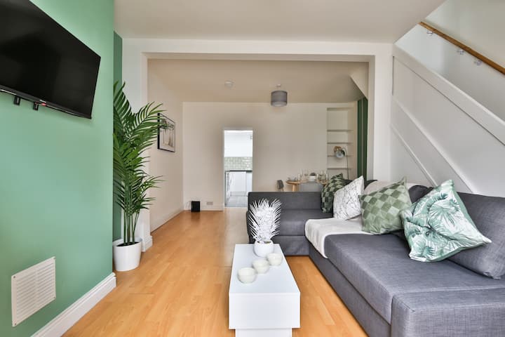 Urban 2-bed House - 6 Mins Away From City Centre! - Cardiff