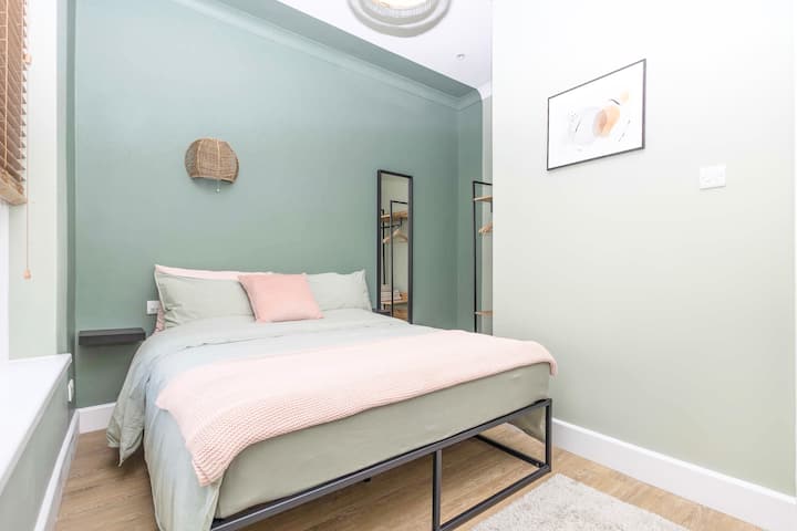 City Centre Apartment, Sleeps 4, Parking Included - Bourne
