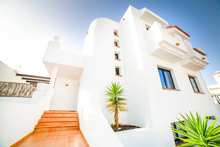*Magnifique Villa Kivu Piscine Privée -6p - Fibre* - Corralejo