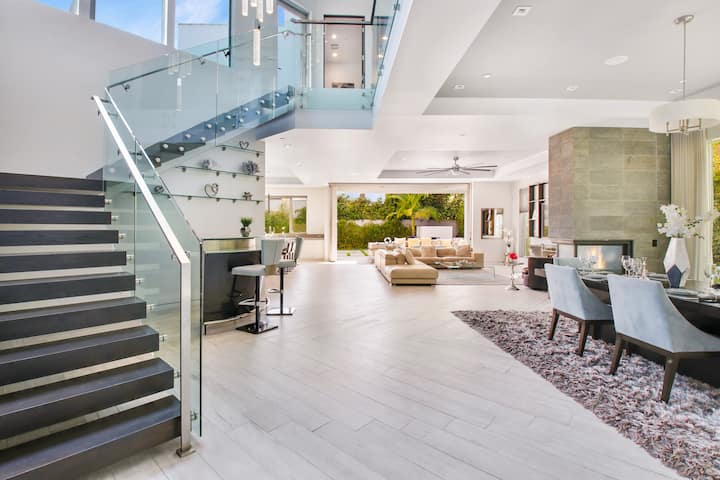 Modern 5bd/6bath Villa W Pool - Los Angeles, CA